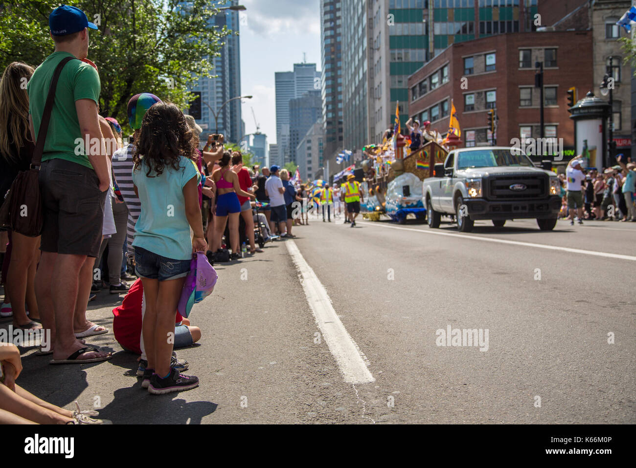 People watching the parade hi-res stock photography and images - Alamy