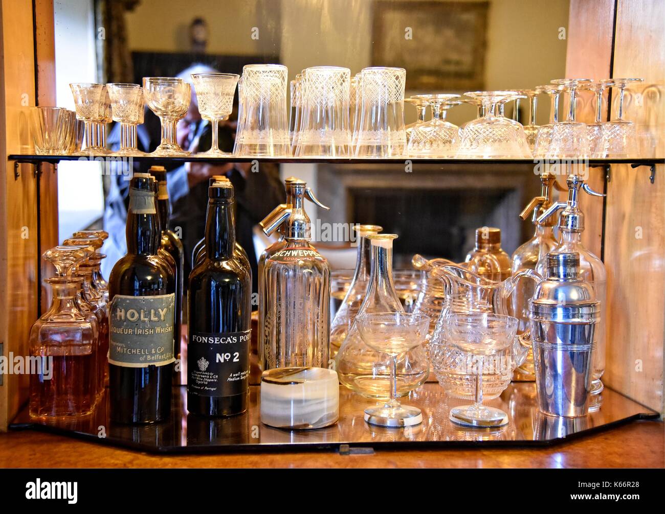 Cocktail cabinet hi-res stock photography and images - Alamy