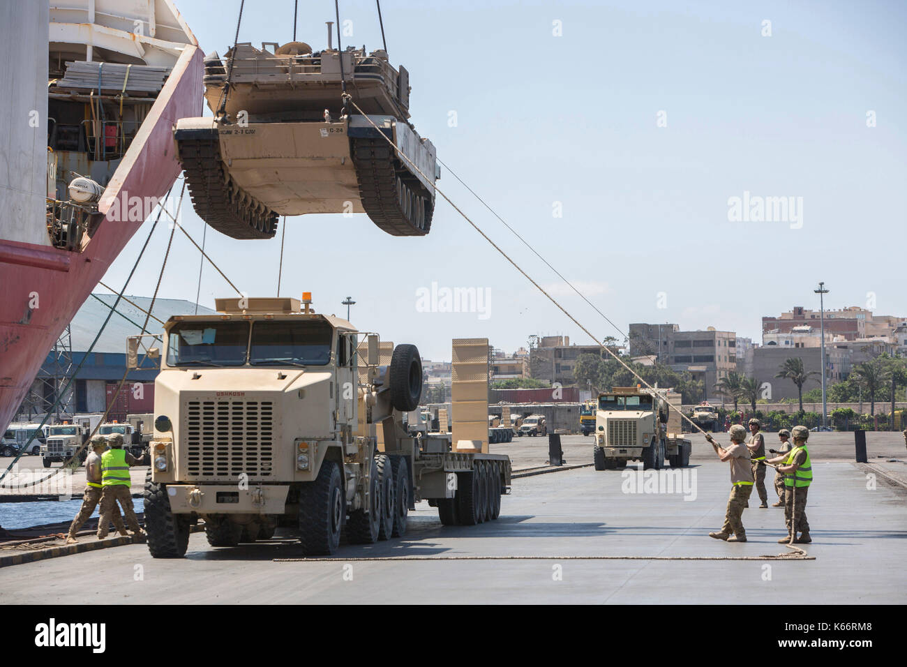Crane offload hi-res stock photography and images - Alamy