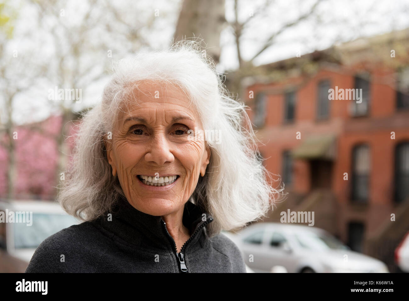 Older woman outdoors hi-res stock photography and images - Alamy