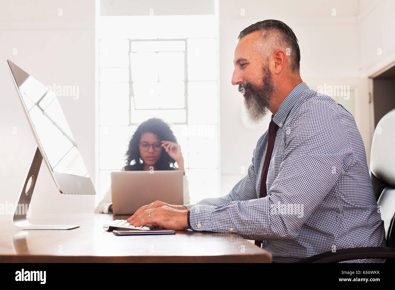 Fashion shopping computer africa hi-res stock photography and images ...