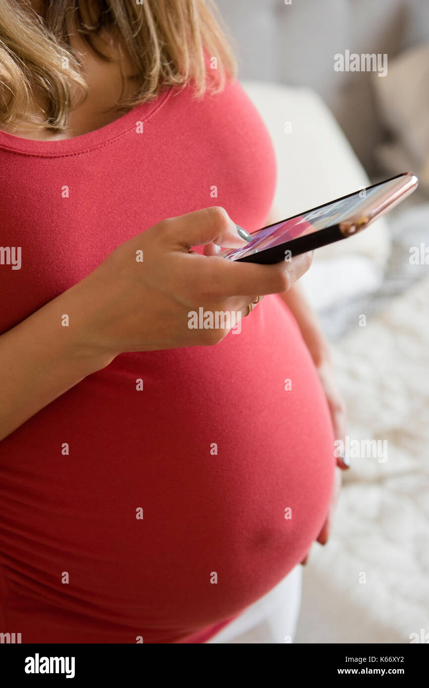 Mom texting hi-res stock photography and images - Alamy