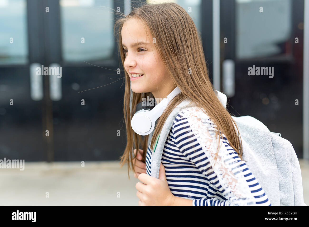 Elementary school pupil outside carrying rucksack Stock Photo - Alamy