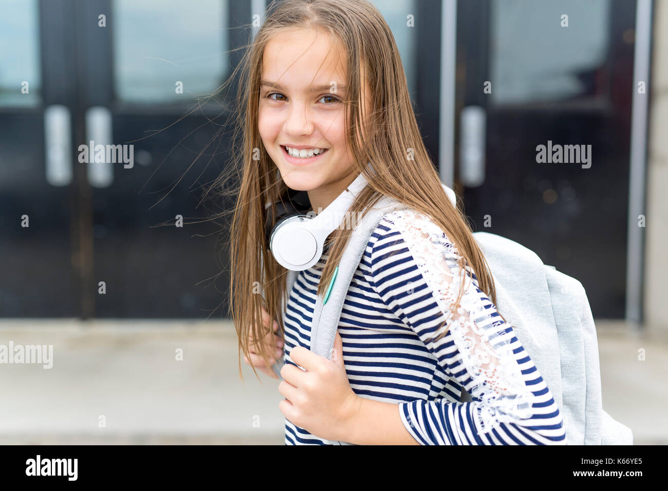 Elementary school pupil outside carrying rucksack Stock Photo - Alamy