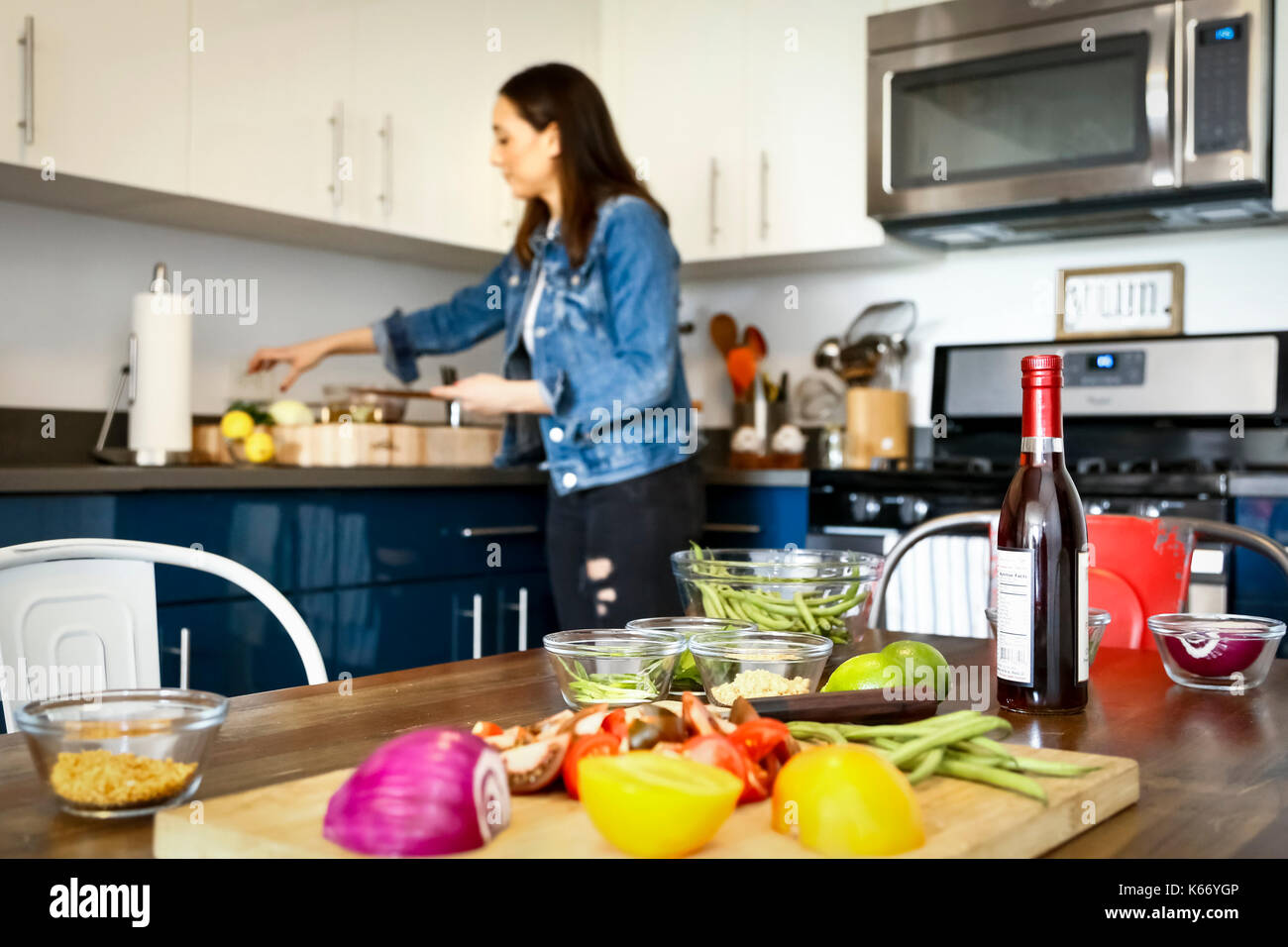 Woman chopping vegetables in kitchen Stock Photo - Alamy