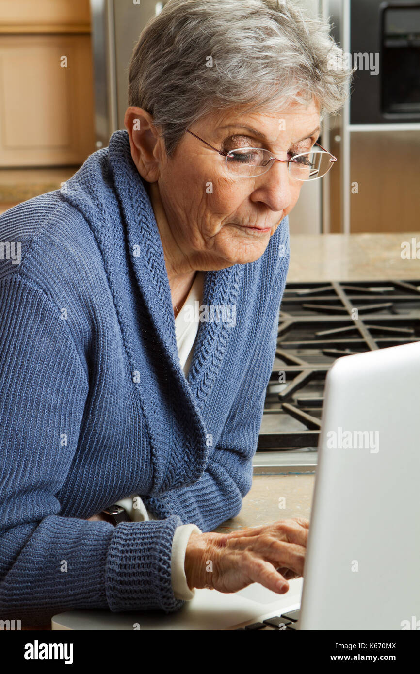 Couple mature classroom hi-res stock photography and images - Alamy