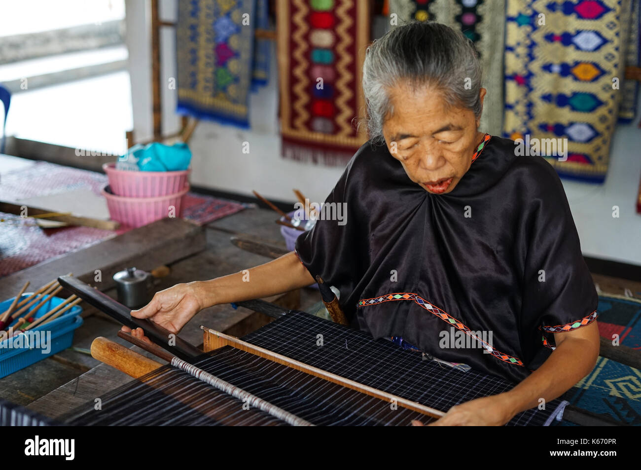 Kerajinan Tenun Kain Lombok, Nusa Tenggara Barat, Indonesia Stock Photo ...