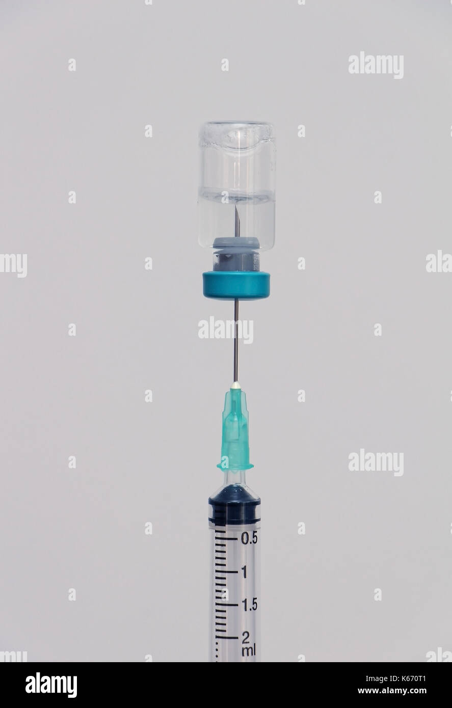 Extracting medicine from vial hi-res stock photography and images - Alamy