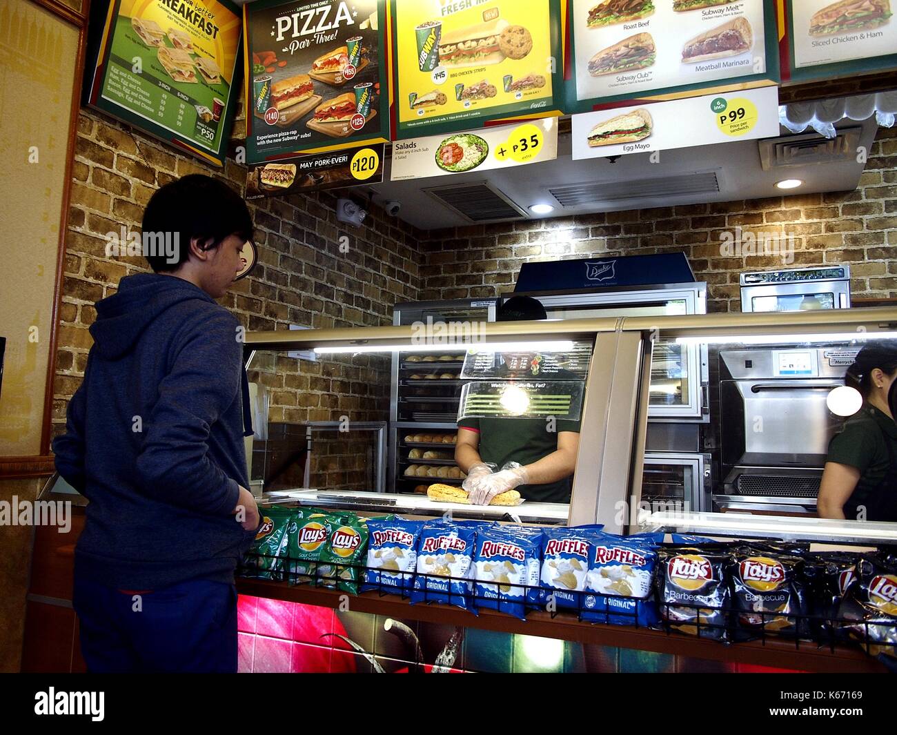 Subway restaurant counter hi-res stock photography and images - Alamy