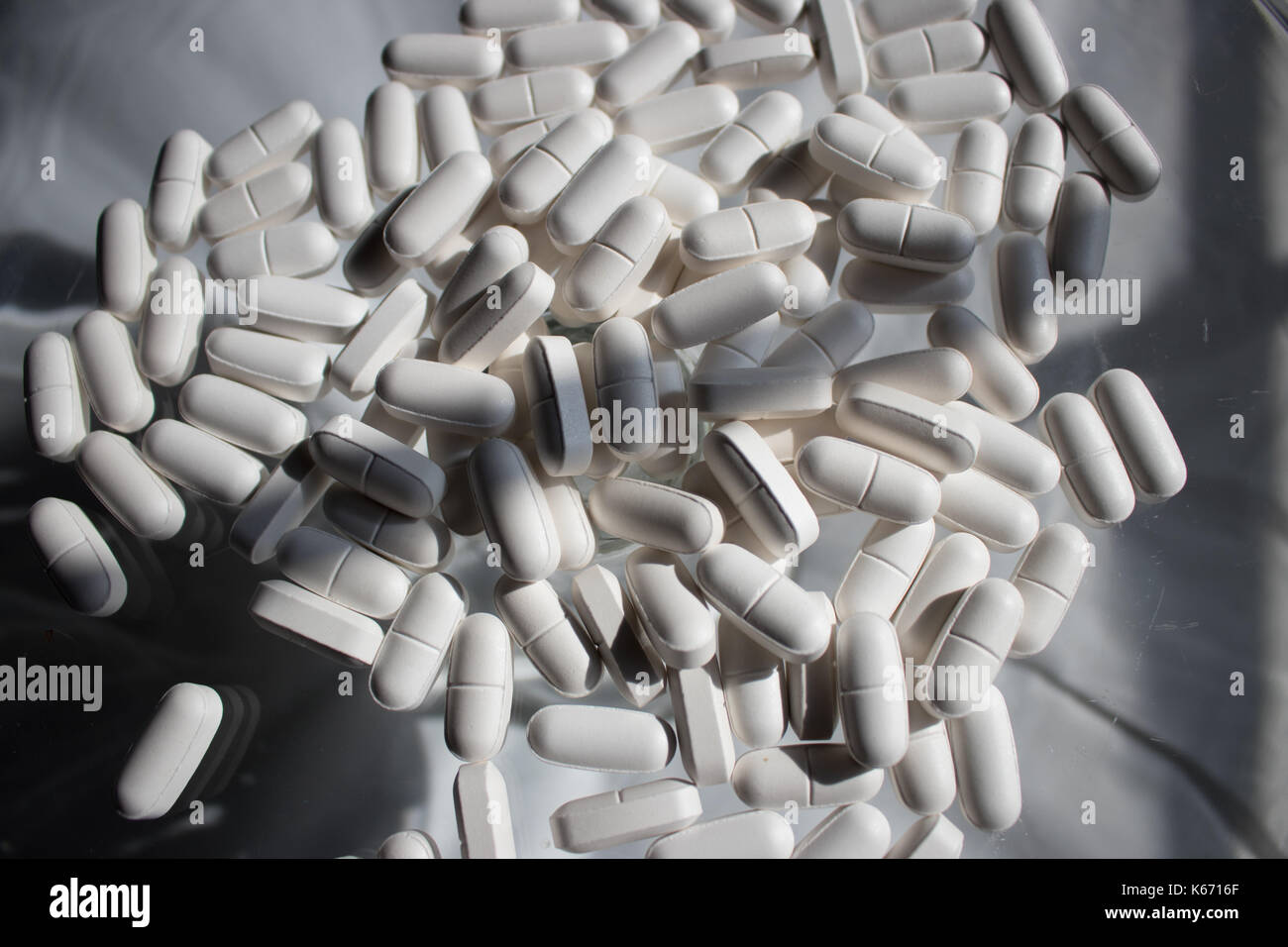 White tablets hi-res stock photography and images - Alamy