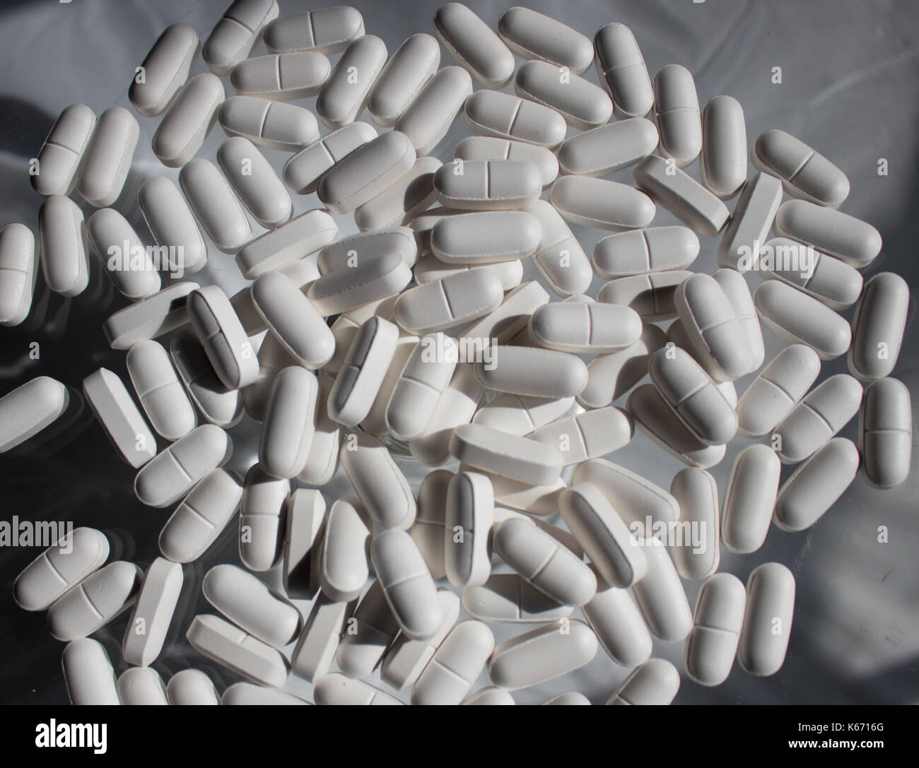 White tablets hi-res stock photography and images - Alamy