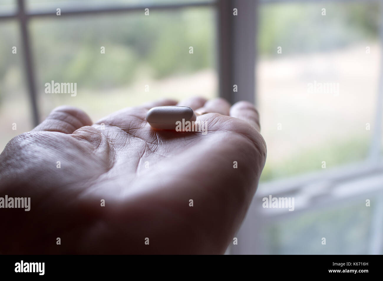 Outstretched hand hi-res stock photography and images - Alamy