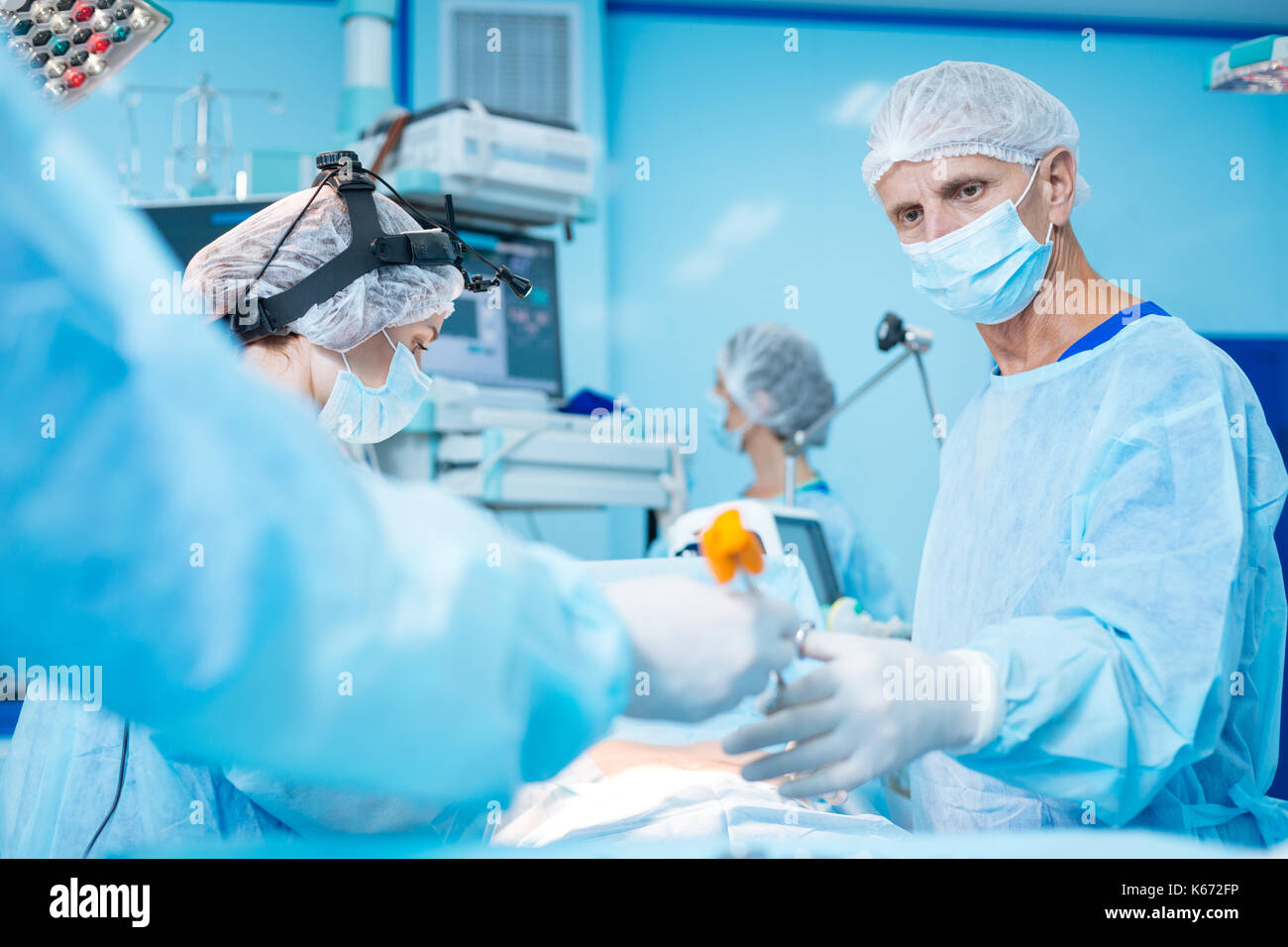 Surgeon patient interaction hi-res stock photography and images - Alamy