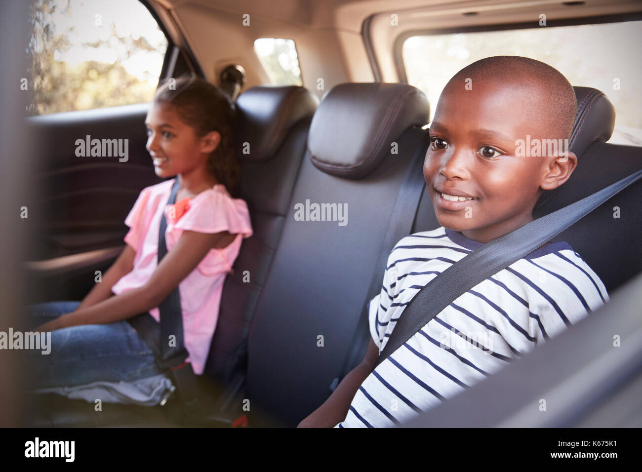 Two children in back seat of car hi-res stock photography and images ...