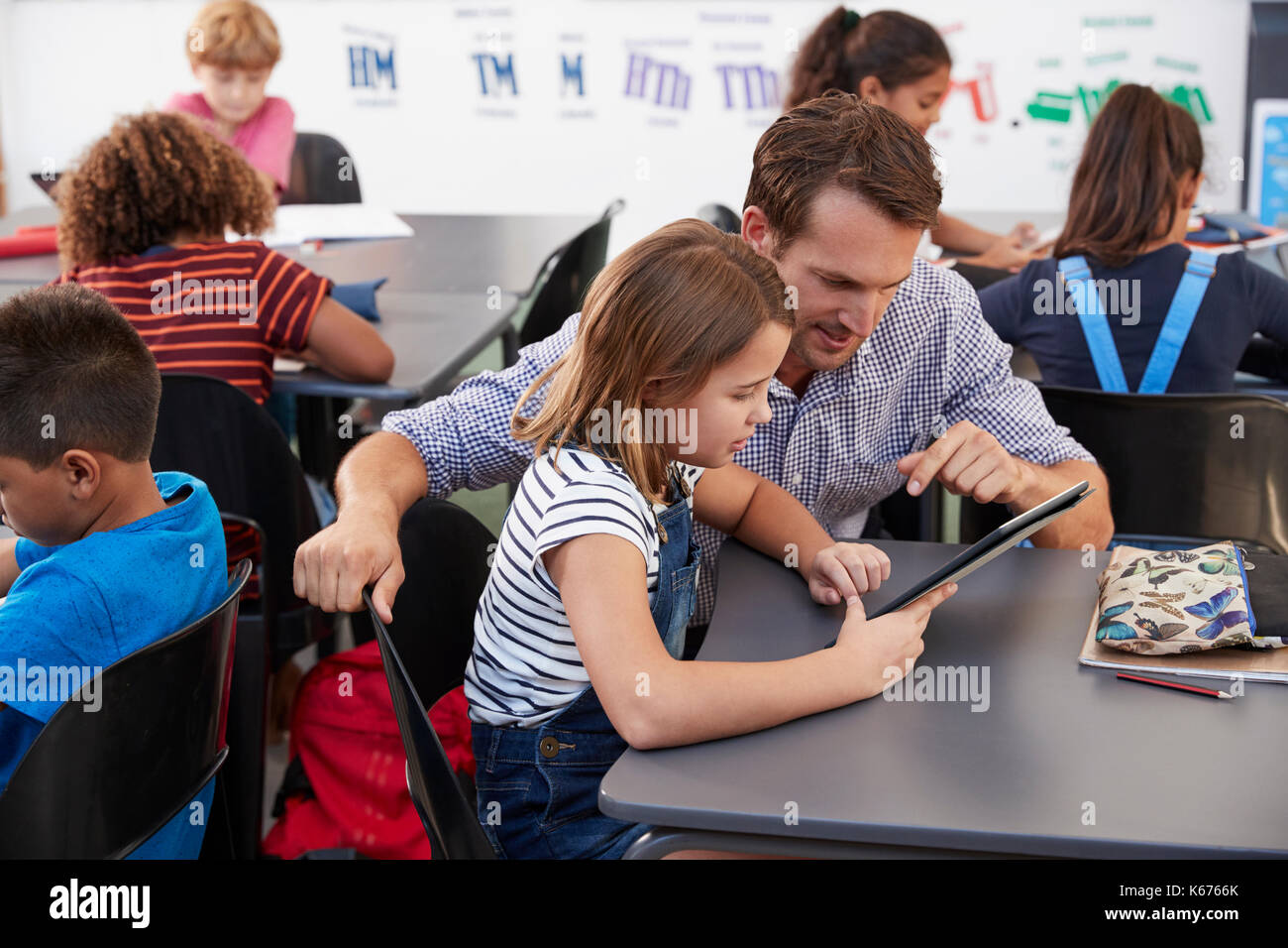 Child using whiteboard hi-res stock photography and images - Alamy