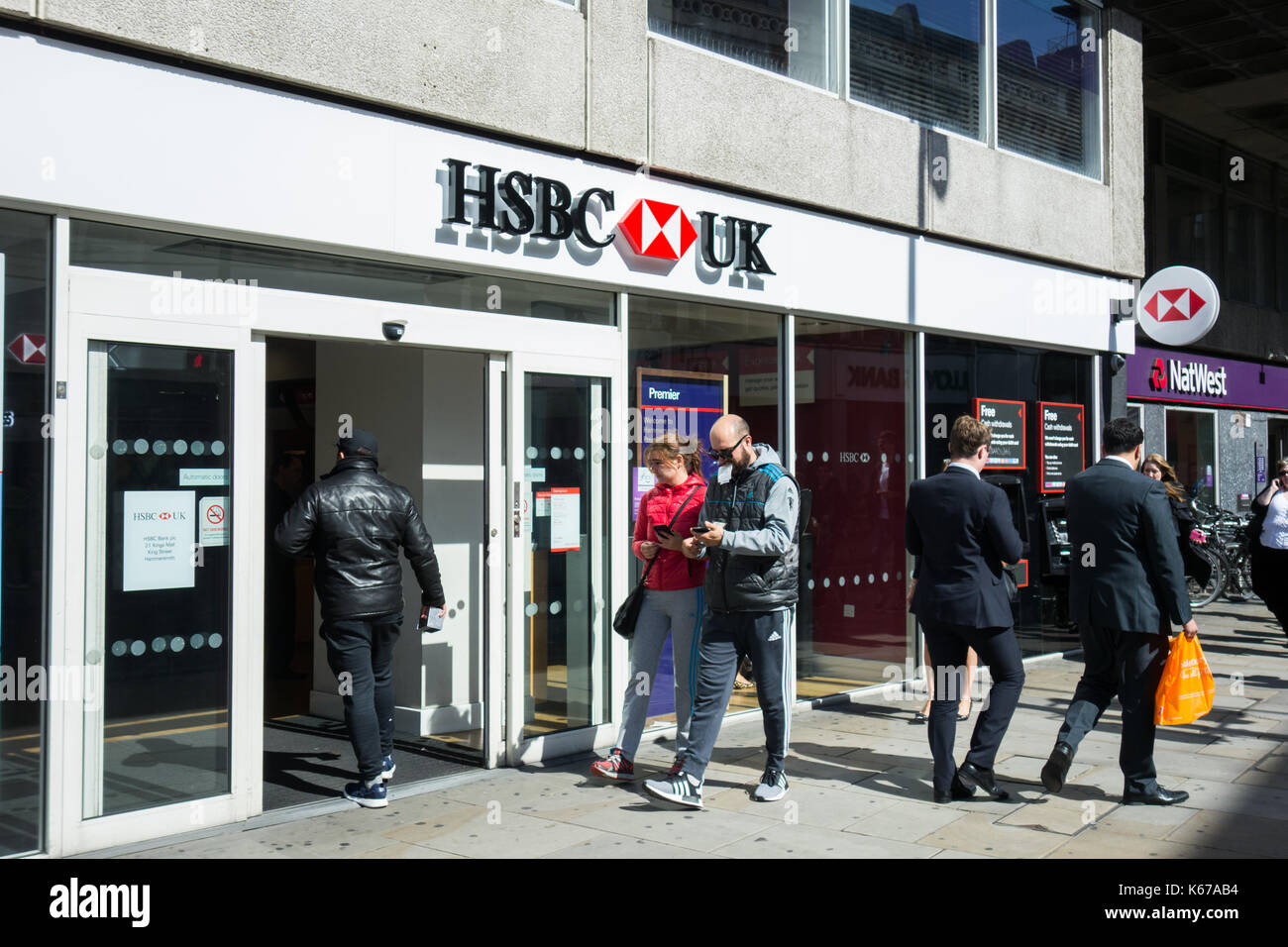 Hsbc banking hi-res stock photography and images - Alamy