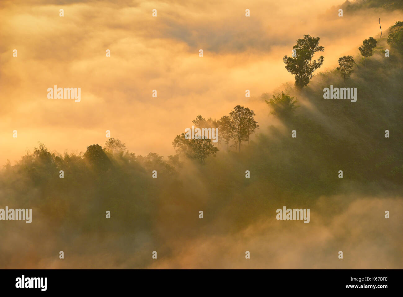 Mist in the mountains hi-res stock photography and images - Alamy