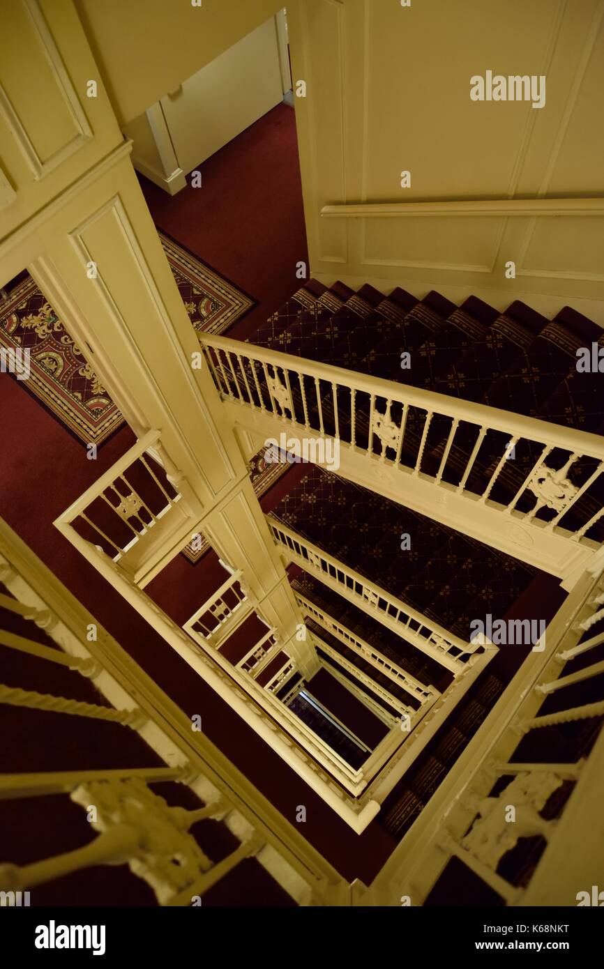 London art deco staircase hi-res stock photography and images - Alamy