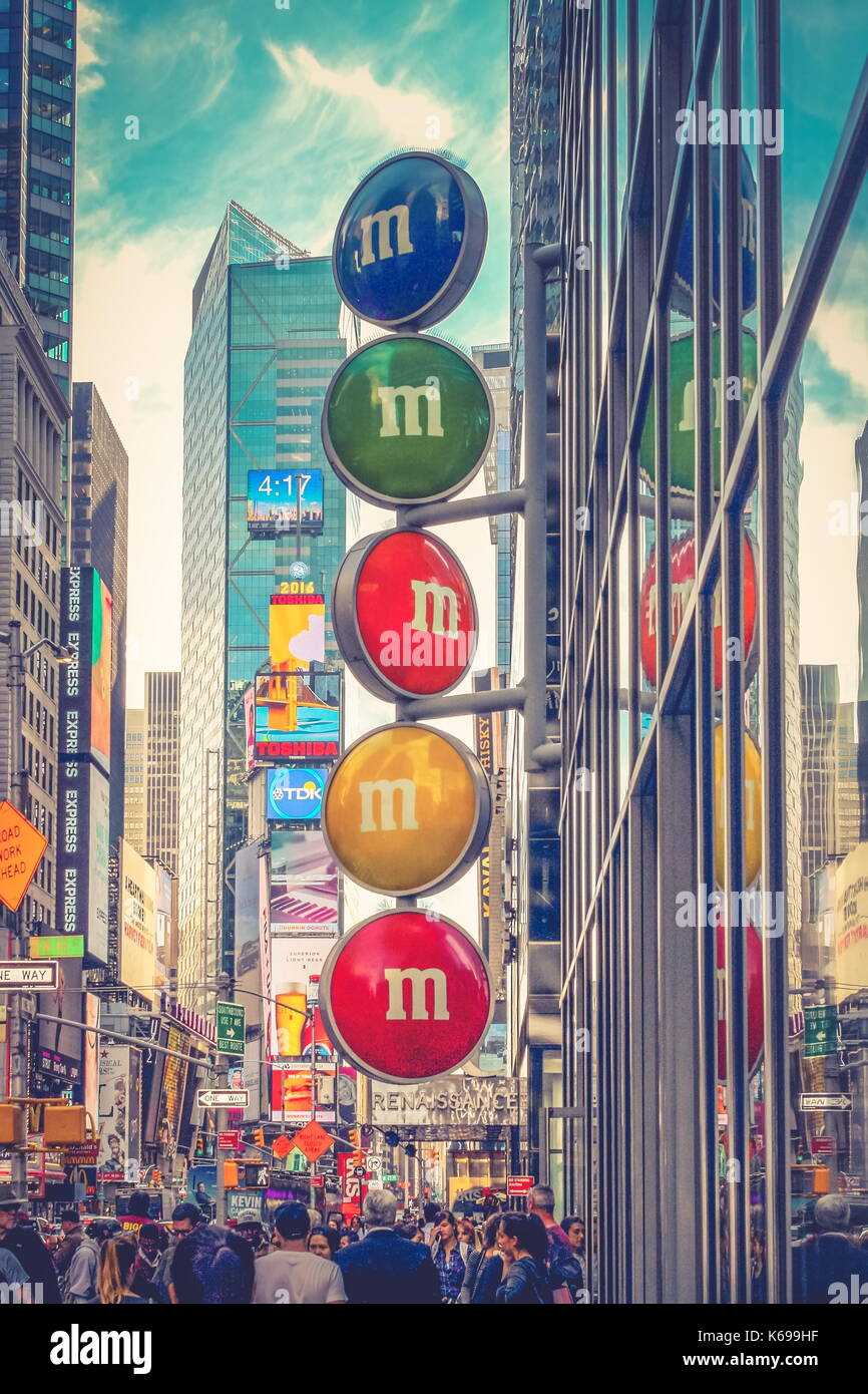 Times square billboard hi-res stock photography and images - Alamy
