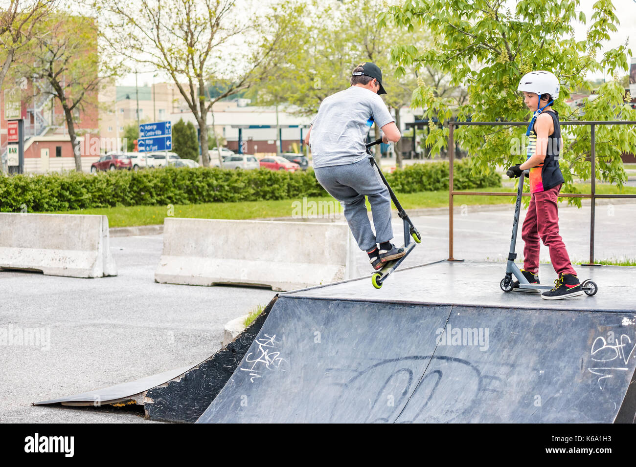 Two boys in the skate park hi-res stock photography and images - Alamy