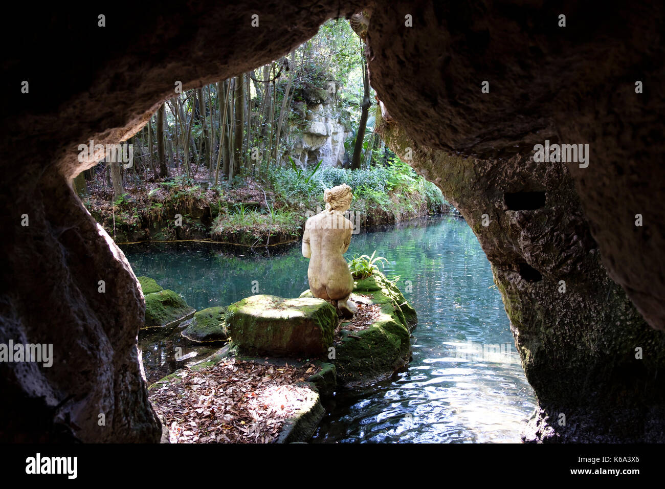 English garden and a statue of Venus bathing Stock Photo - Alamy
