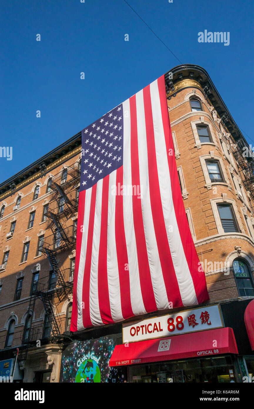 Giant American flag on a tenement building in Chinatown in New York ...