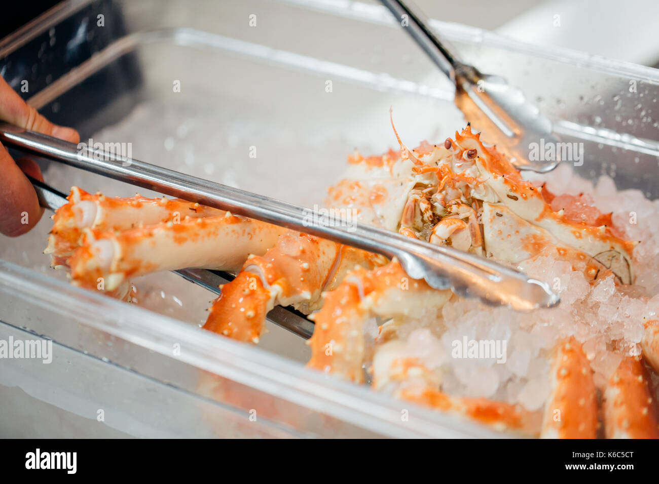 Fresh alaska king crab on ice container Stock Photo - Alamy