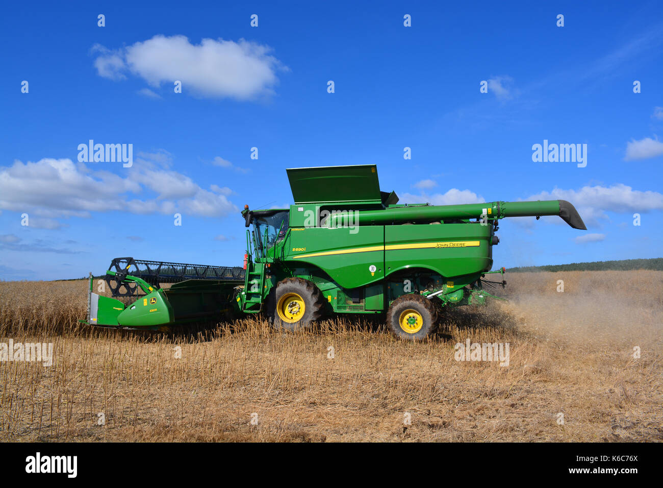 John Deere S690i Hillmaster Combine Harvester Stock Photo - Alamy