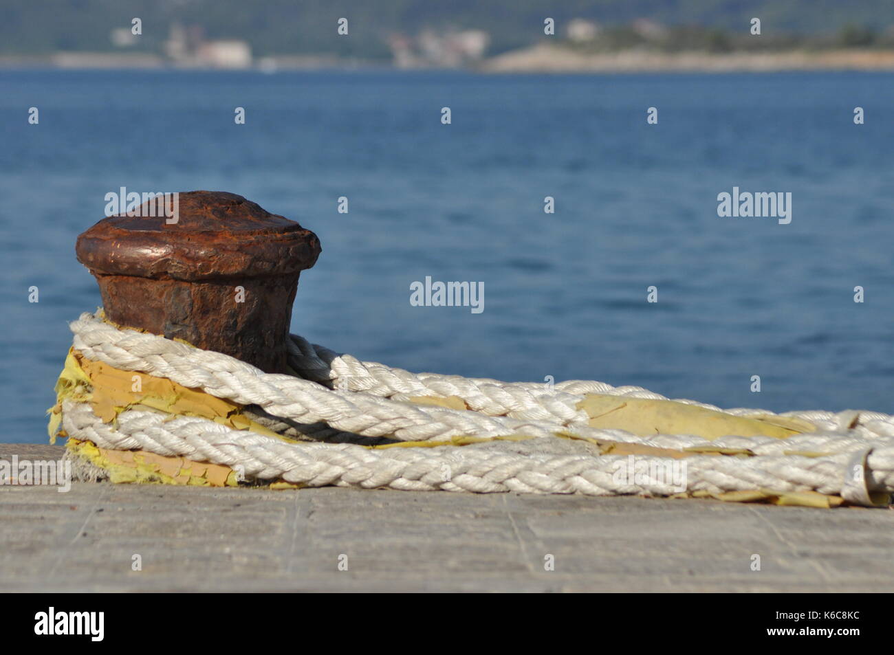 Mooring rope polished. Thick rope with loop Stock Photo - Alamy