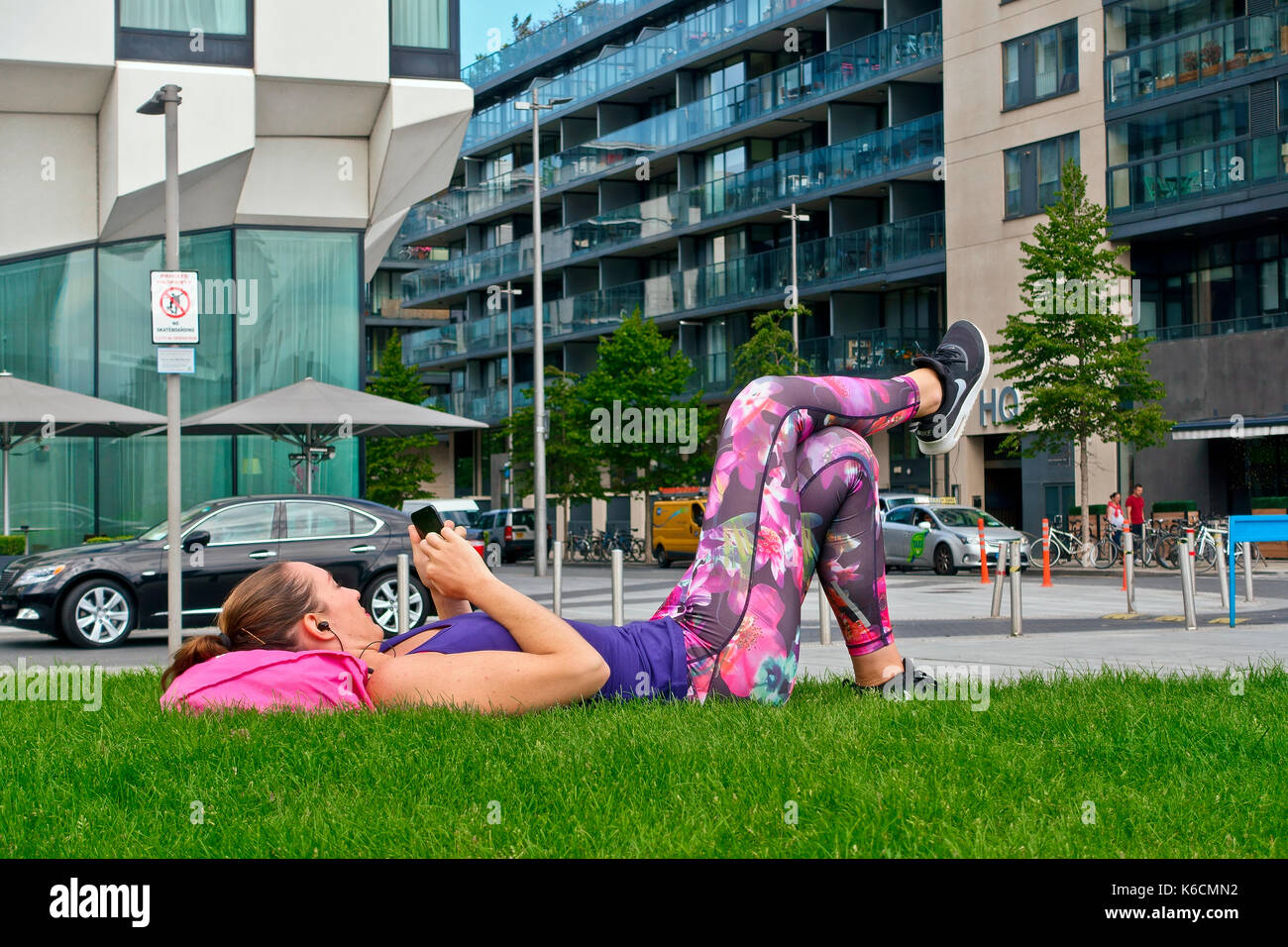 Woman crossed legs hi-res stock photography and images - Alamy
