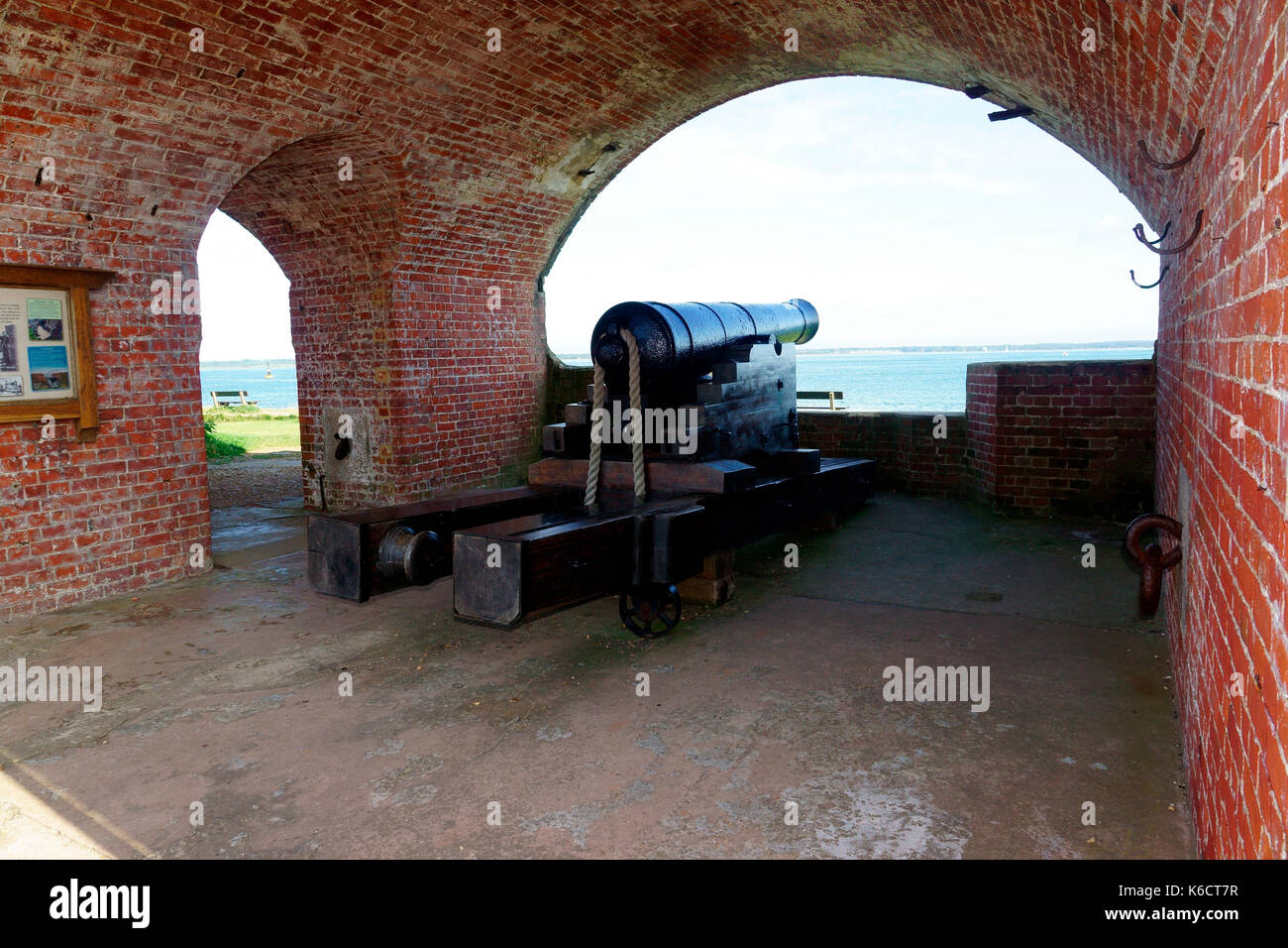 32 pounder guns hi-res stock photography and images - Alamy