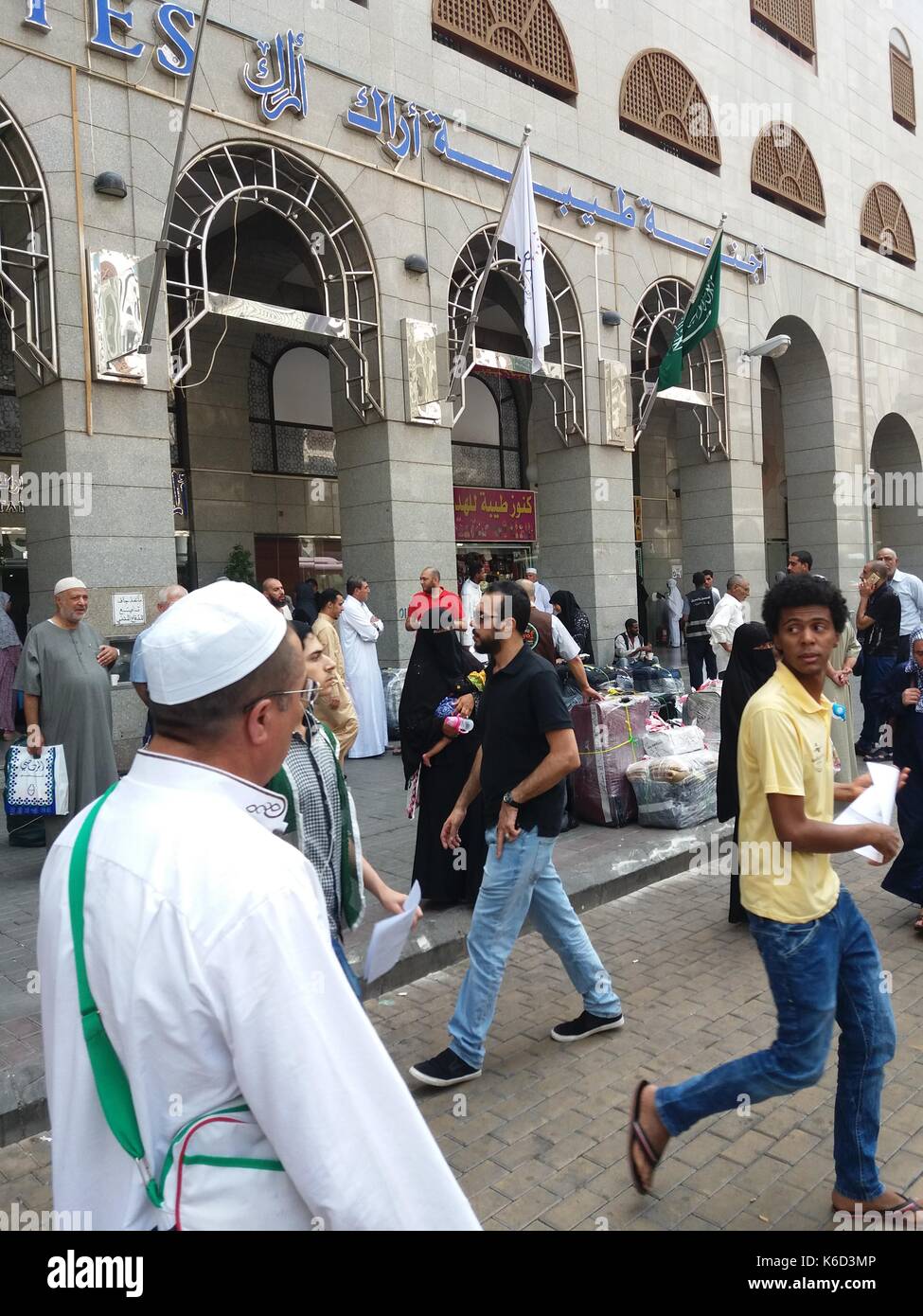 Medina, Medina, Saudi Arabia. 12th Sep, 2017. Muslim pilgrims load ...