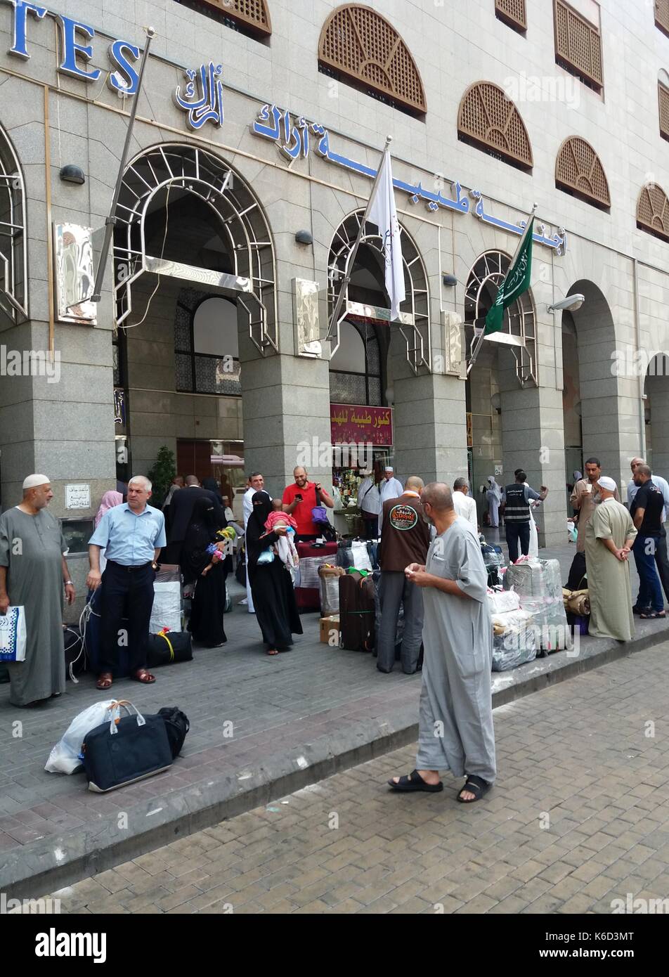 Medina, Medina, Saudi Arabia. 12th Sep, 2017. Muslim pilgrims load ...