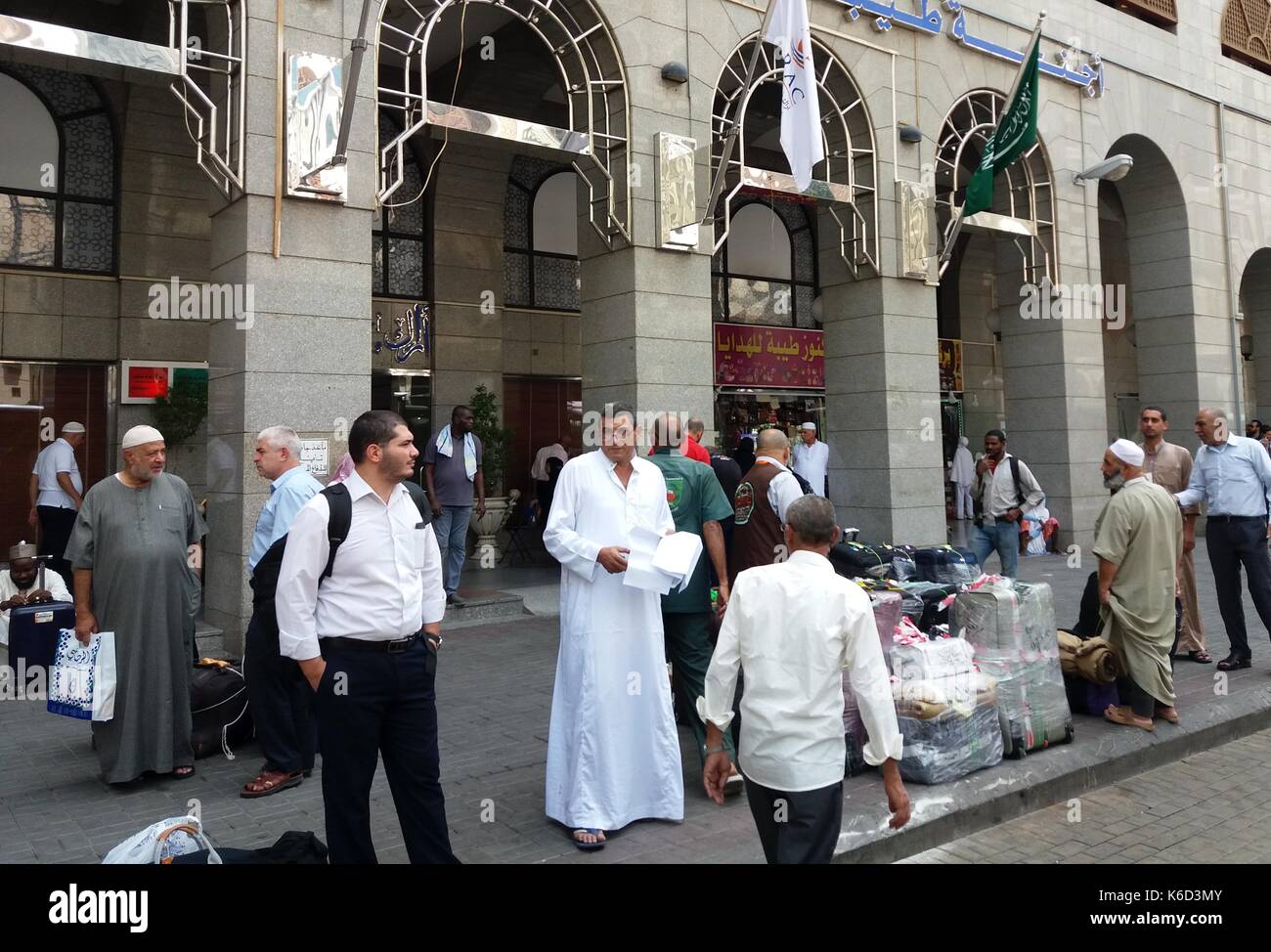Medina, Medina, Saudi Arabia. 12th Sep, 2017. Muslim pilgrims load ...