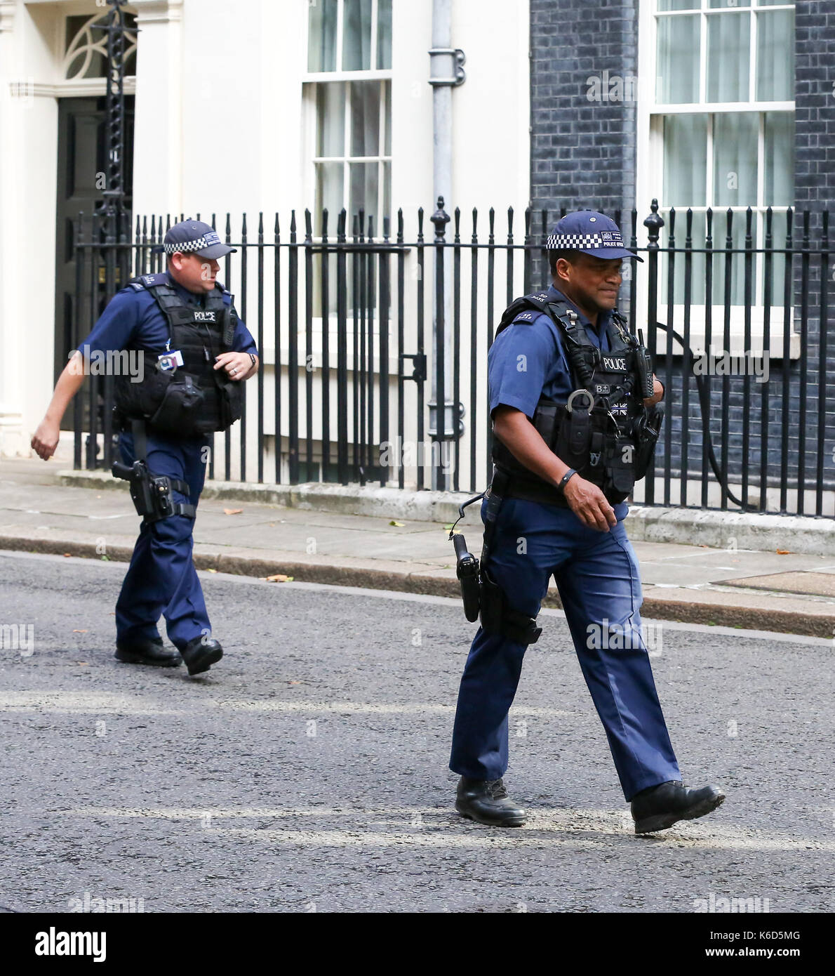 Armed policeman 10 downing street hi-res stock photography and images ...
