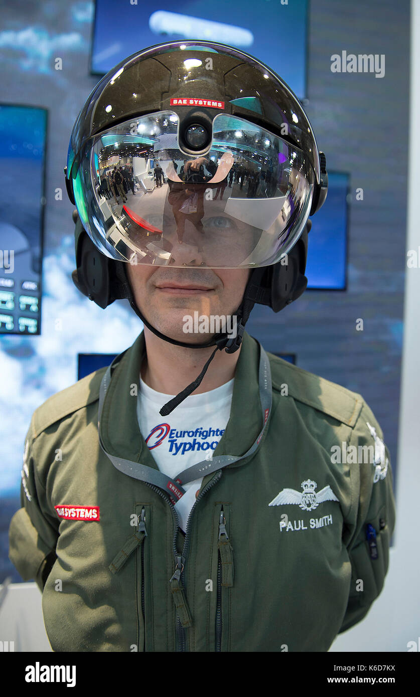 Bae systems striker ii helmet mounted display hi-res stock photography ...