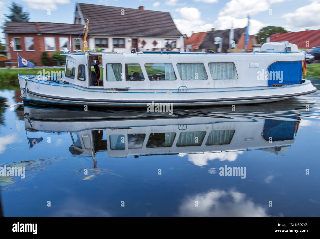 Bazkow, Germany. 28th Aug, 2017. Motorboats can be seen on Elde river ...