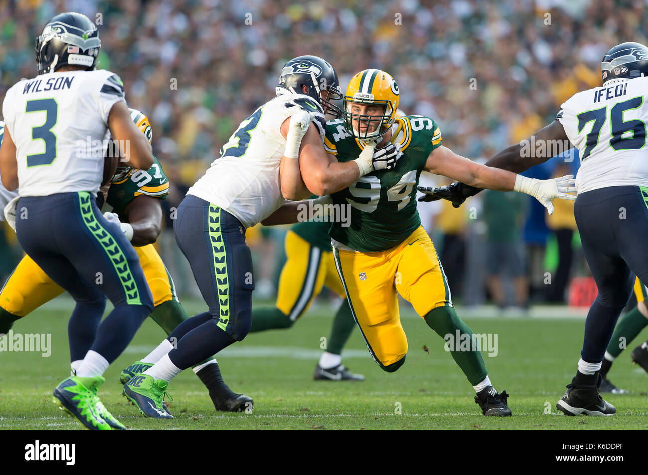 Green bay packers defensive end dean lowry hi-res stock photography and ...
