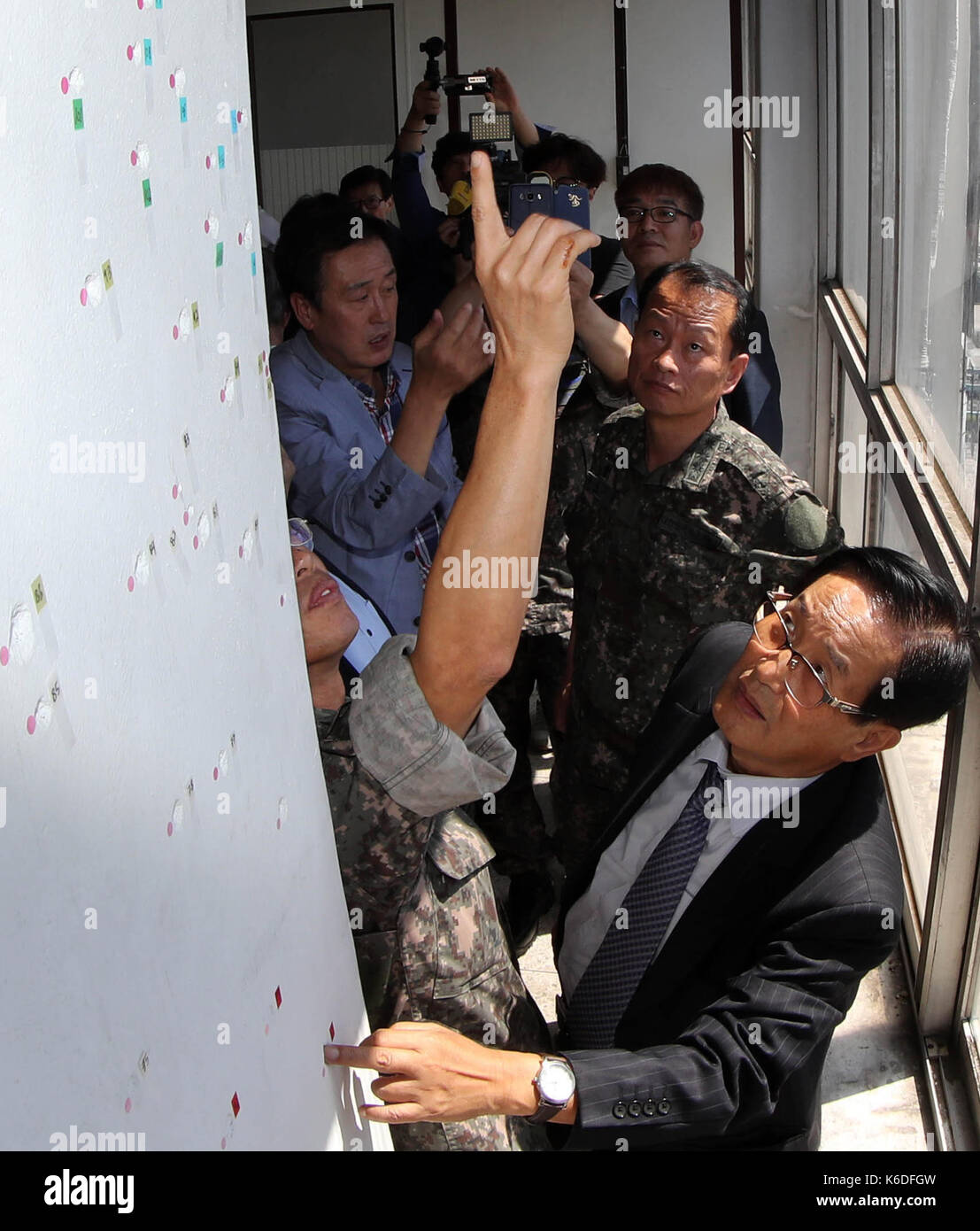 Military launches special probe on Gwangju uprising Lee Kun-ri (front ...