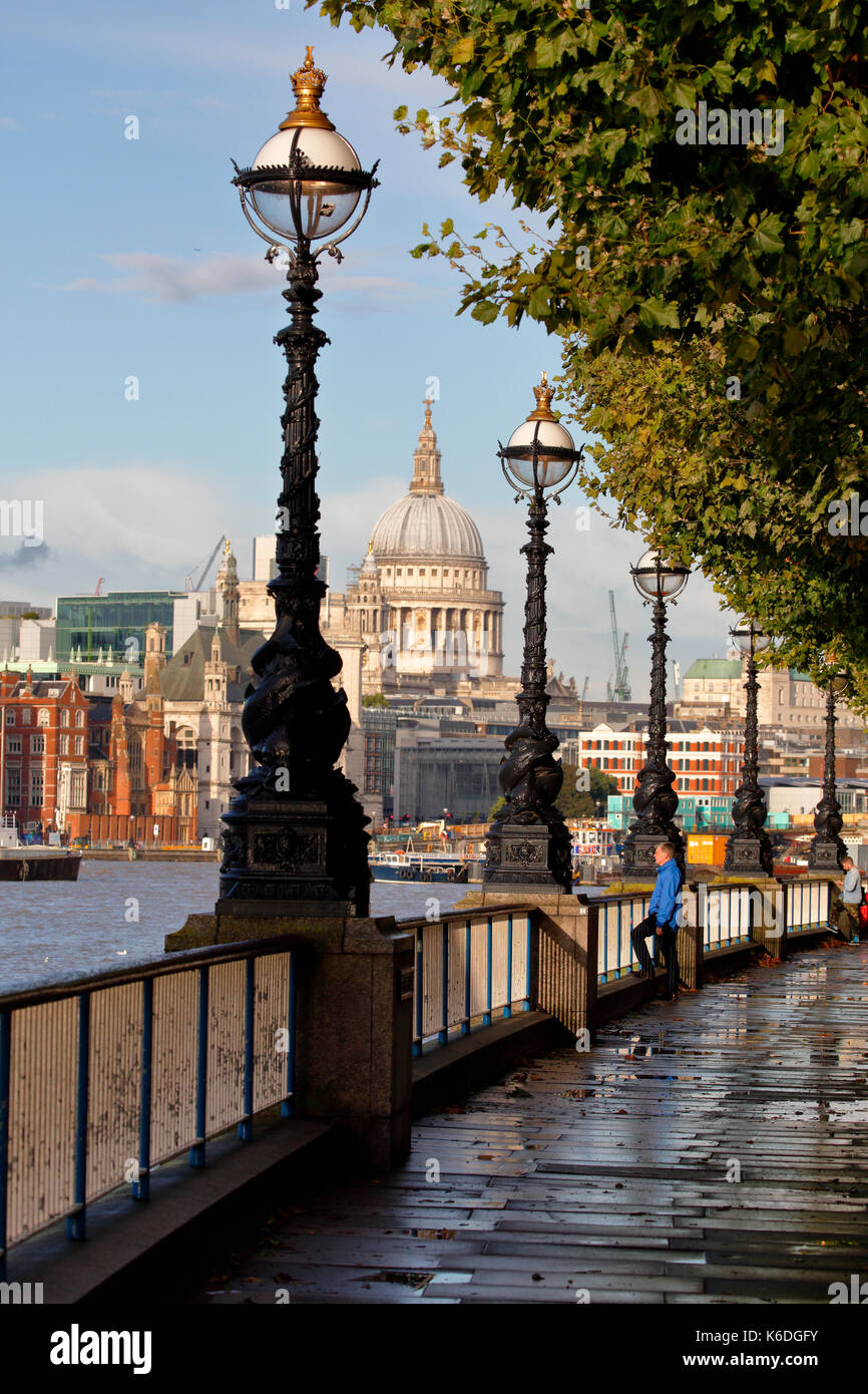 Ornate lamp posts hi-res stock photography and images - Alamy