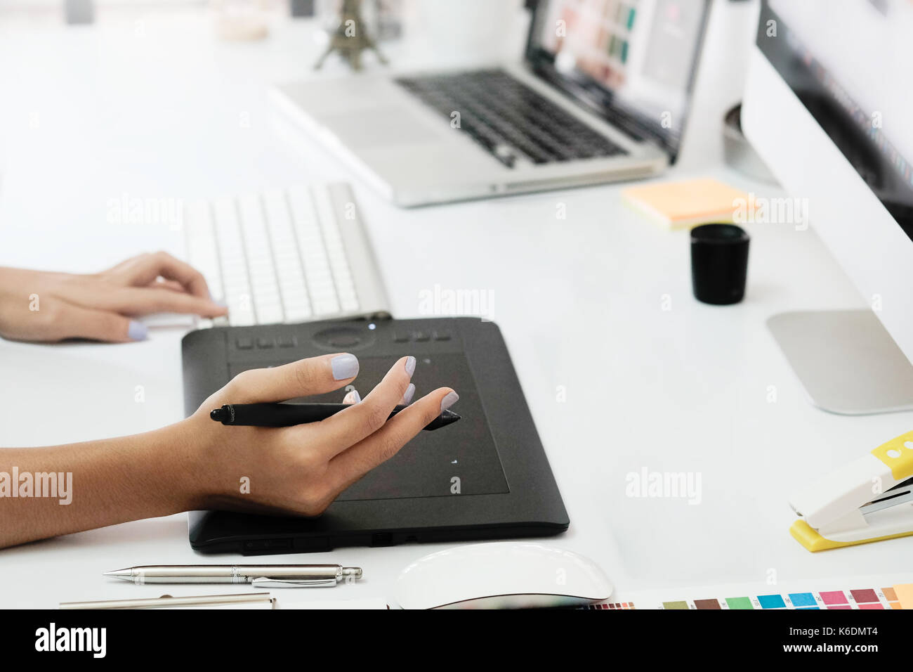 graphic design desk hand using mouse pan sketch device on creative desk ...