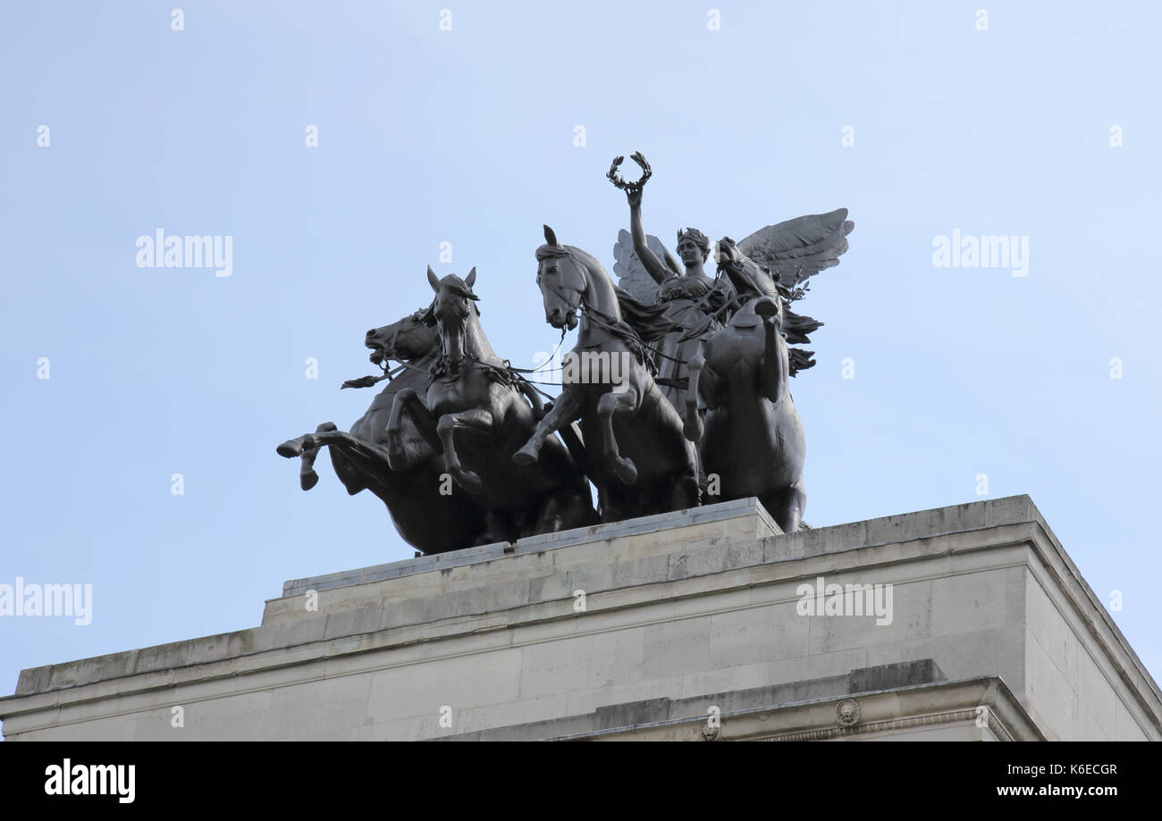 wellington arch at hyde park corner london Stock Photo - Alamy