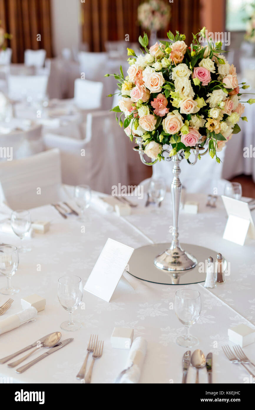 Beautiful table setting romantic hi-res stock photography and images ...