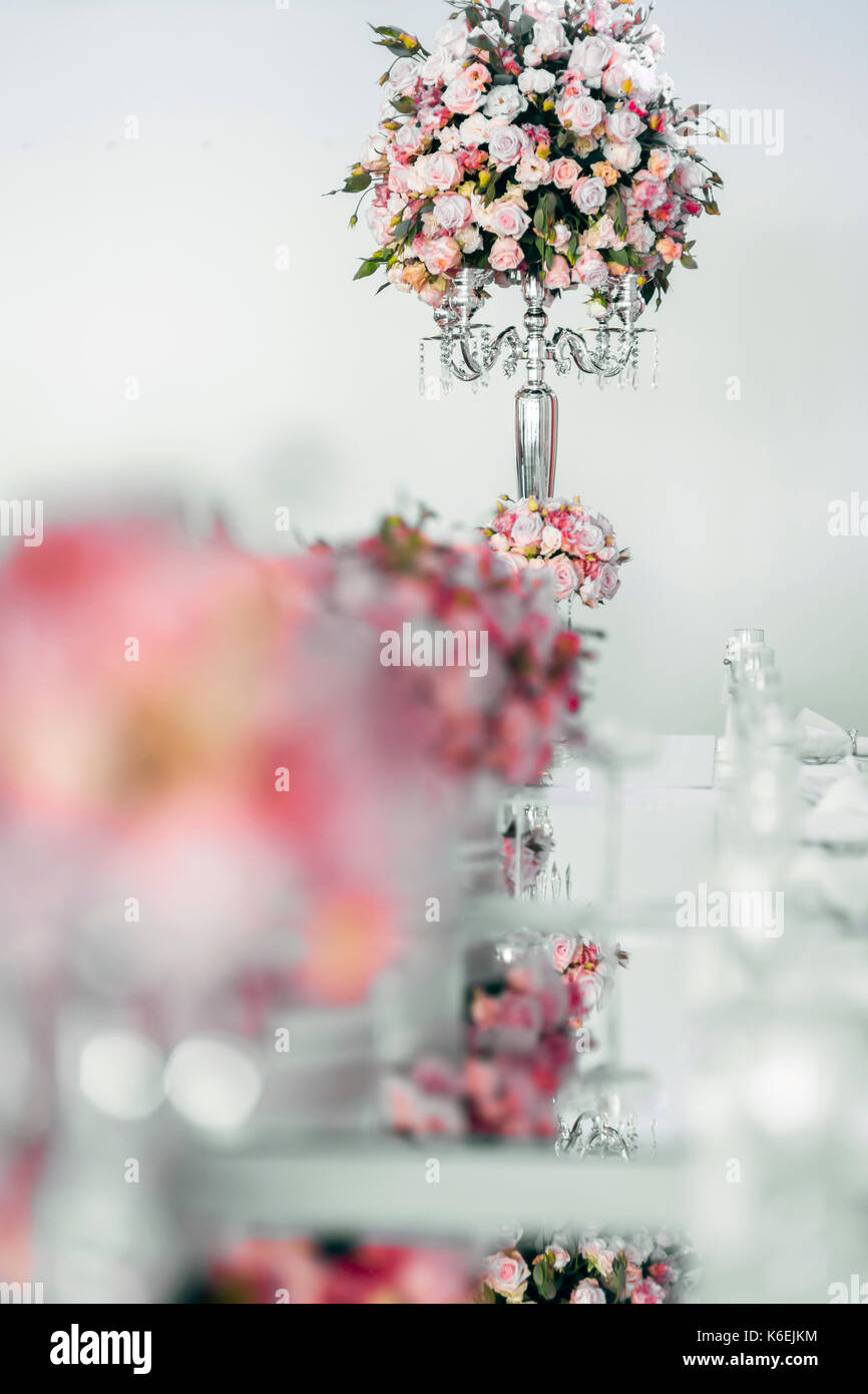 Wedding table roses bouquet hi-res stock photography and images - Alamy