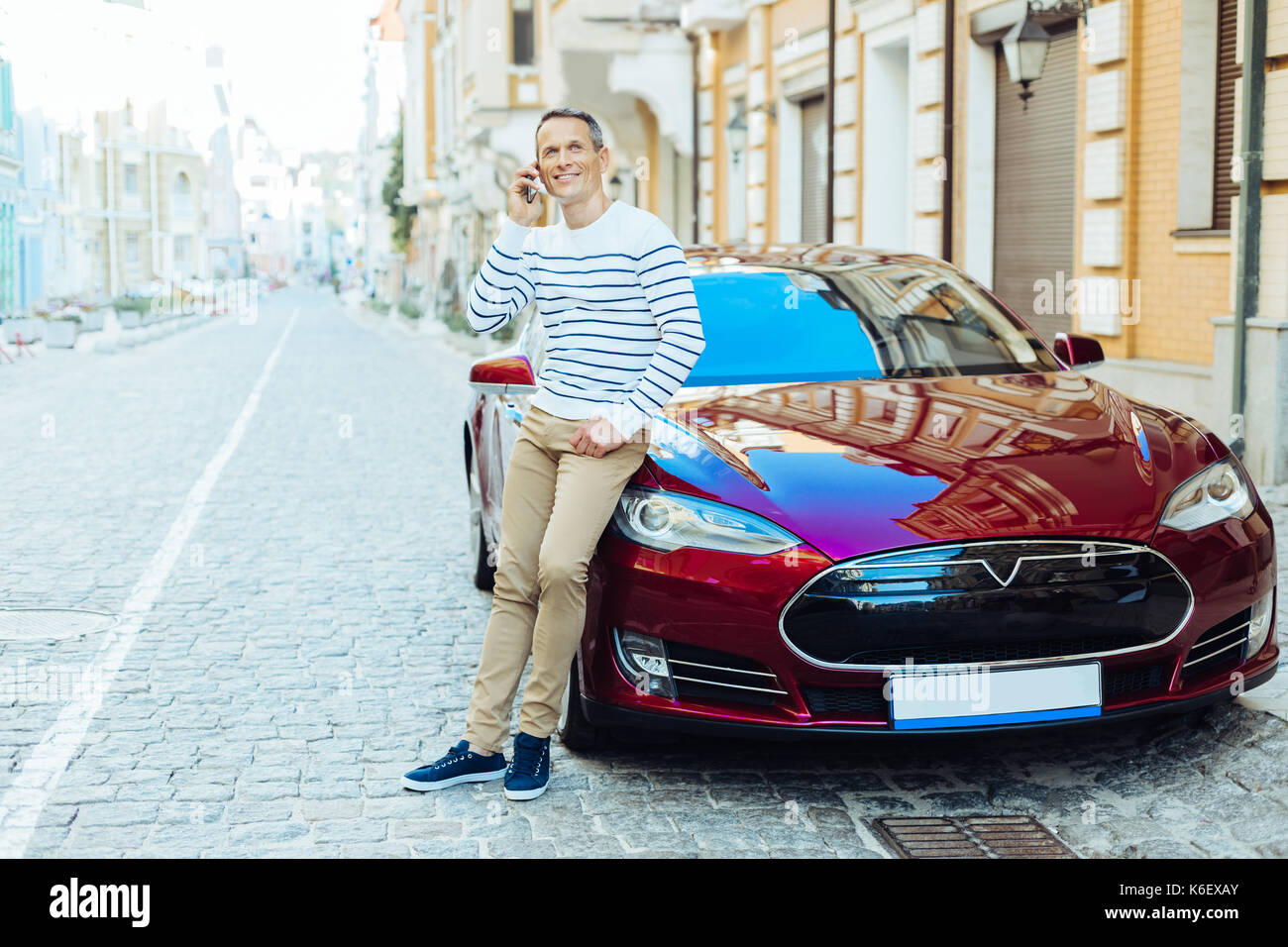 Leaning on car bonnet hi-res stock photography and images - Alamy