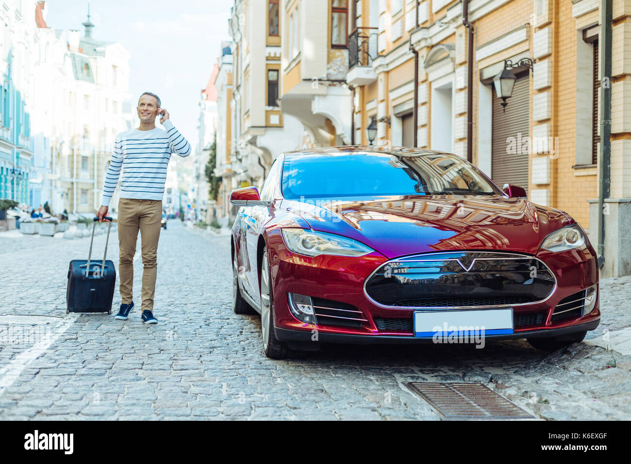 Man approaching car hi-res stock photography and images - Alamy
