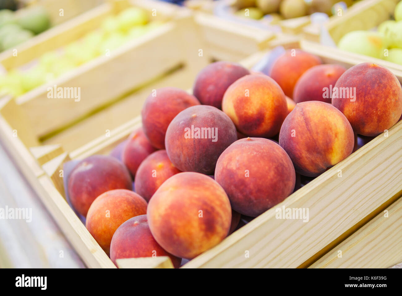 Peaches box market hi-res stock photography and images - Alamy
