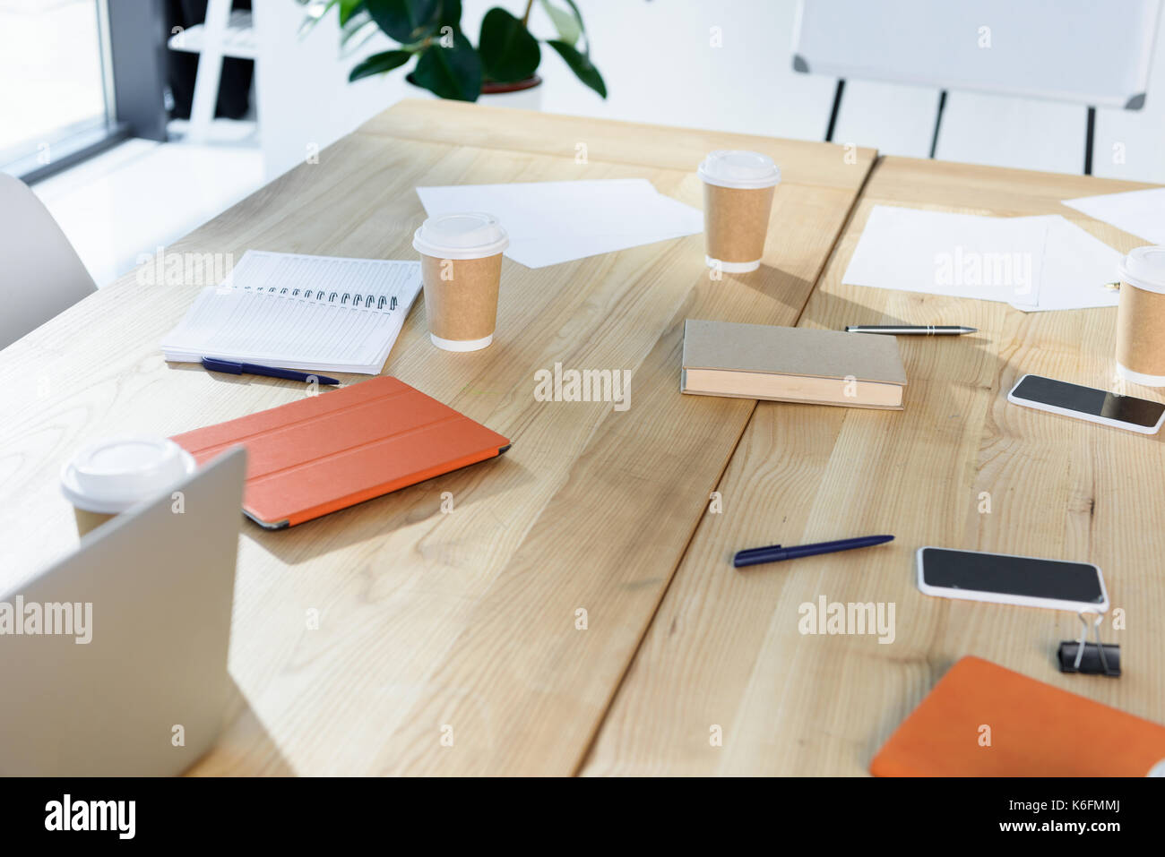 Electronic devices office hi-res stock photography and images - Alamy