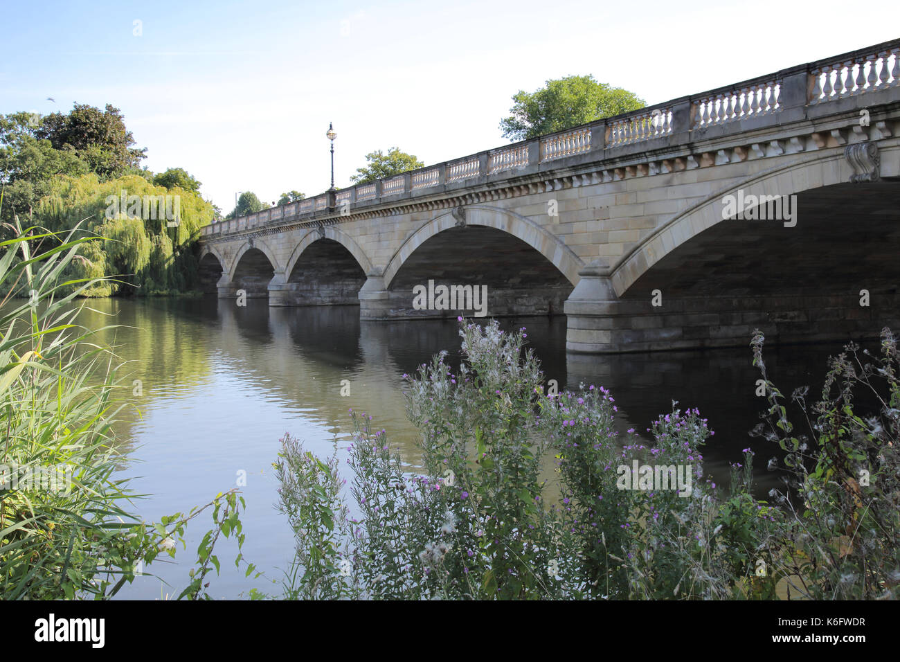bridge over the serpentine in hyde park london Stock Photo - Alamy