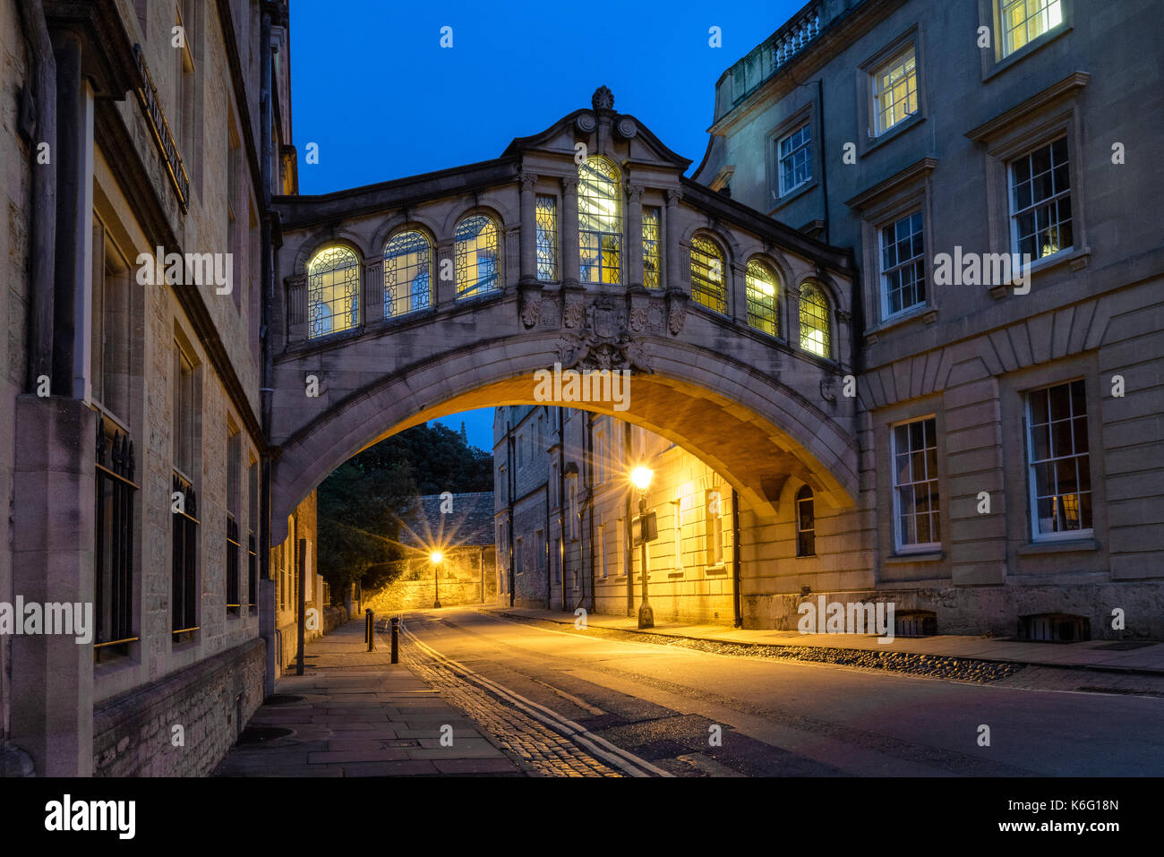 Hertford Bridge (also known as the Bridge of Sighs) at night, Oxford ...